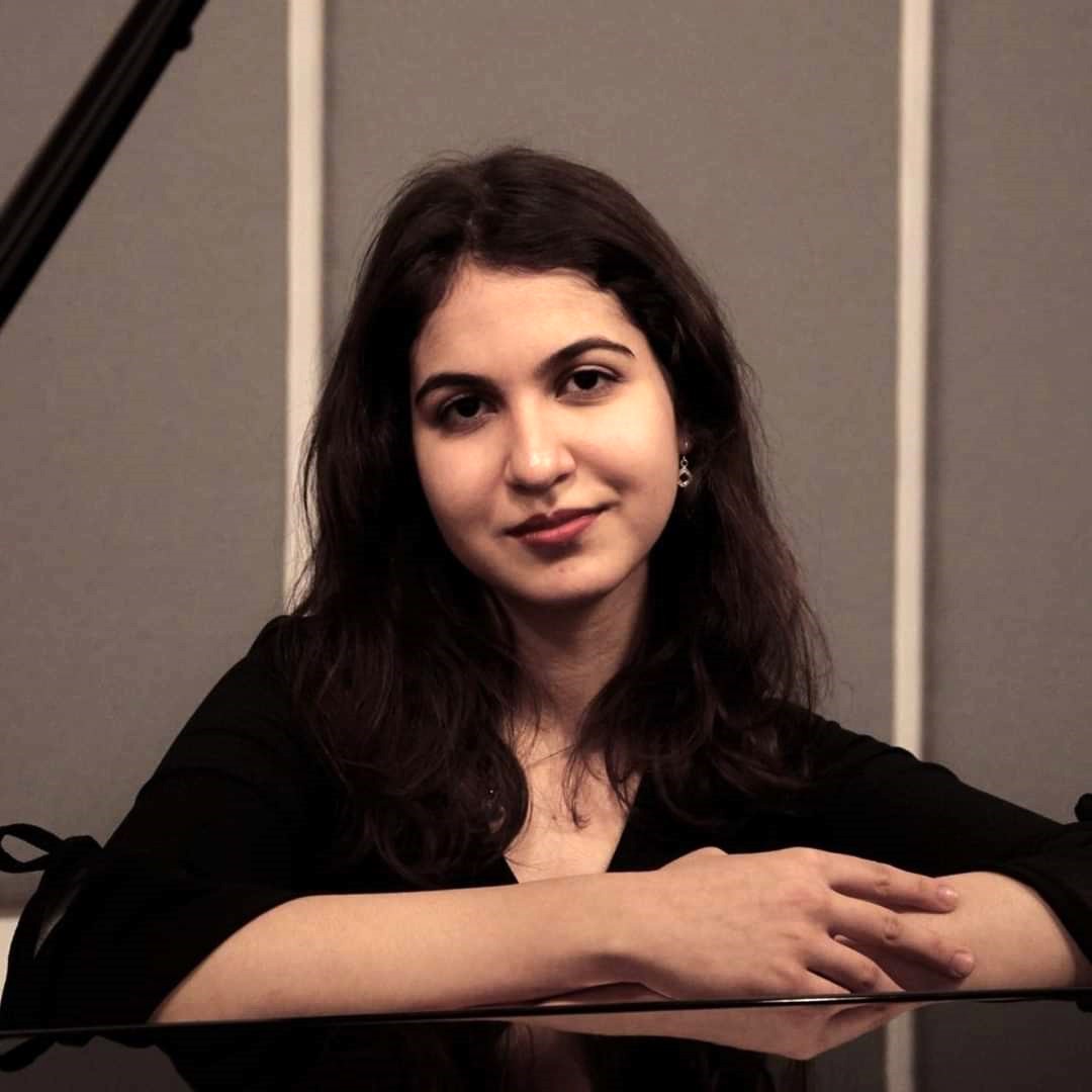 Klavierlehrerin Elif Kara - de